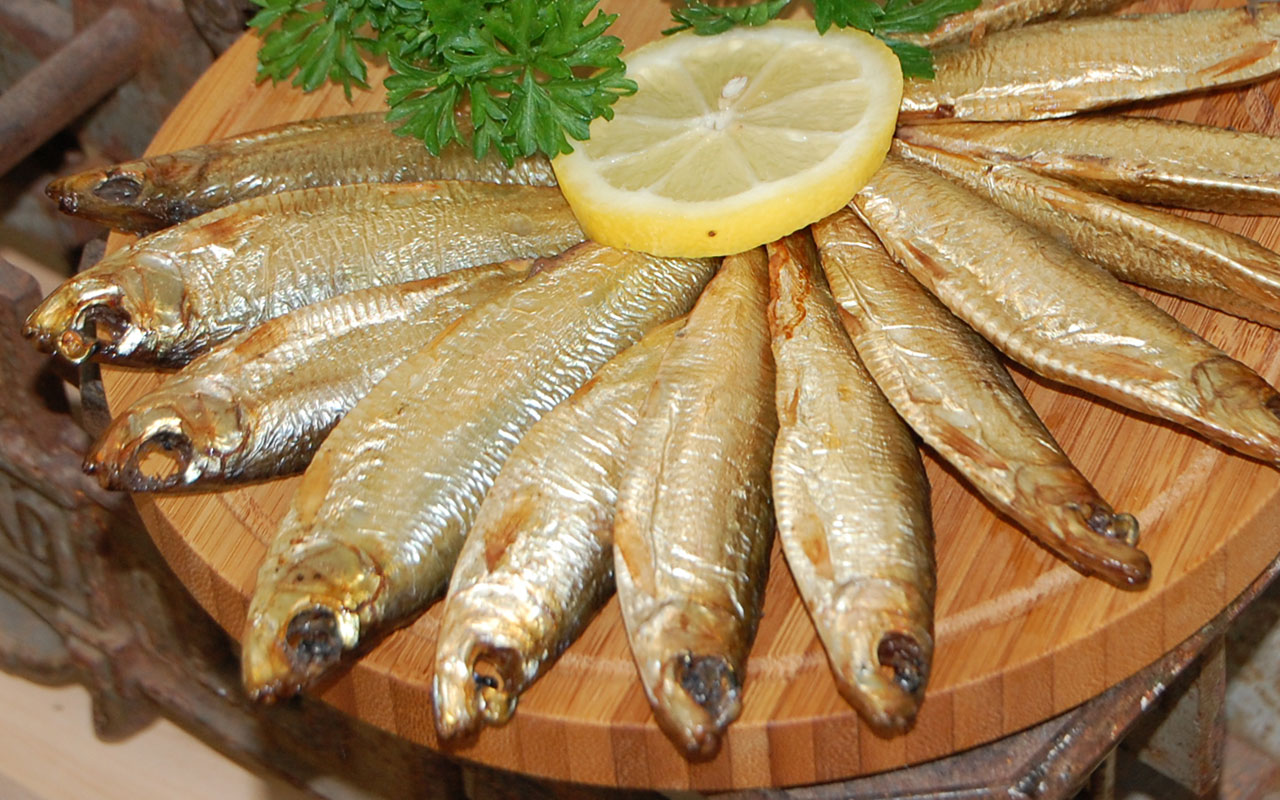 Sprotten - heißgeräuchert – Feinfischräucherei RIENOW GmbH